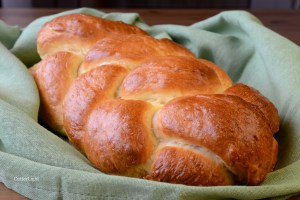 Rich and Beautiful Braided Swiss Bread – Züpfe | CutterLight